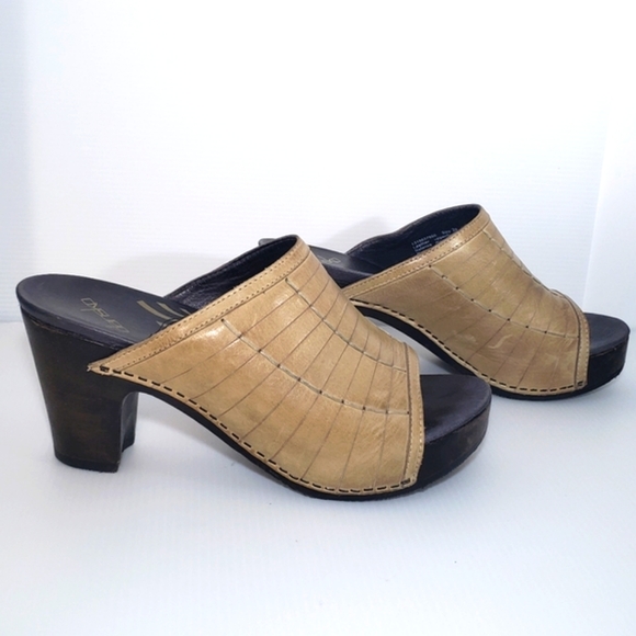 Dansko | Shoes | Dansko Leather Beige Tan Peek A Boo Comfort Heel Clog ...